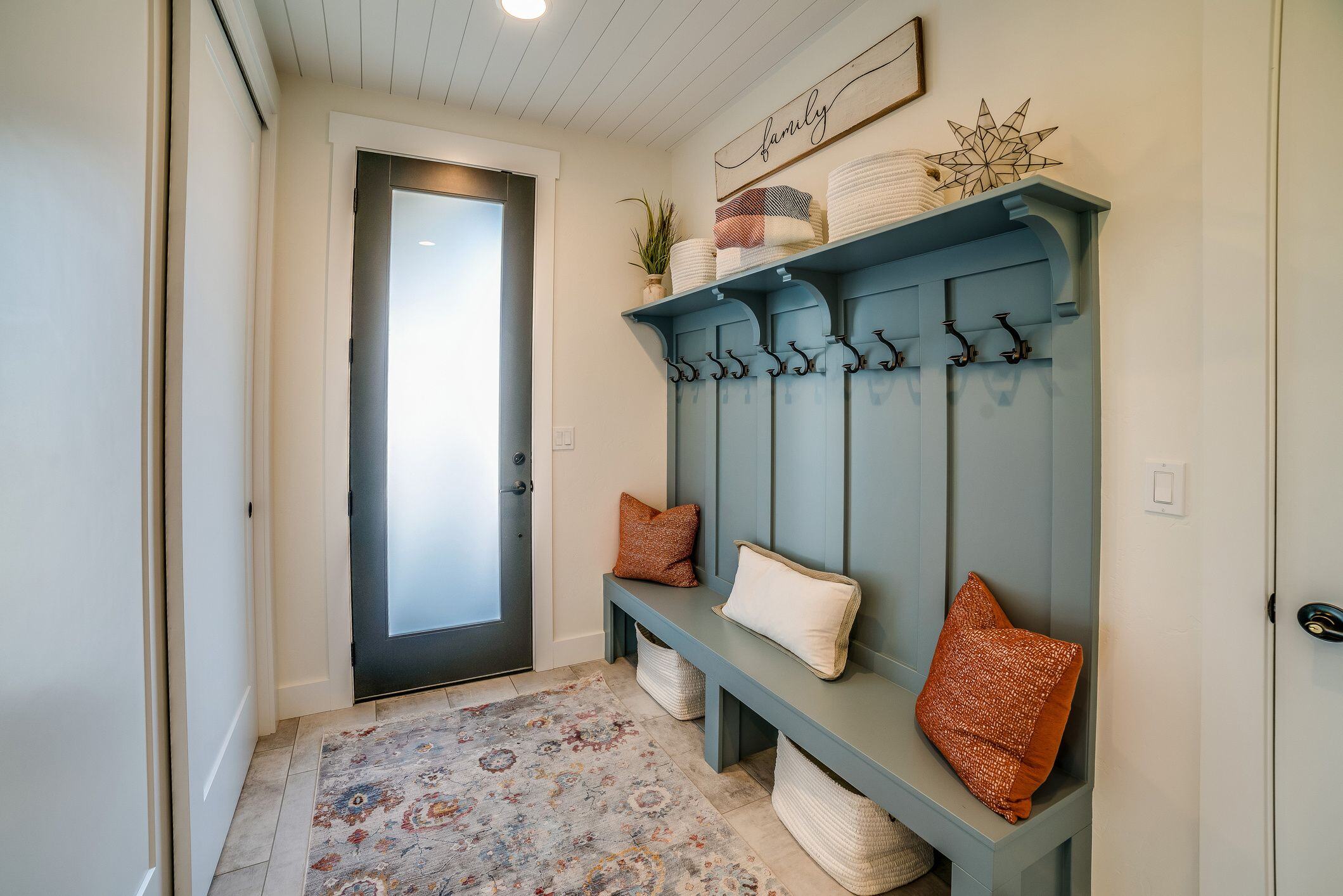 Entryway Essentials: How to Style and Organize Your Home Like a Pro
